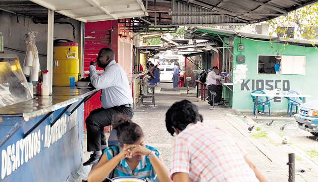 Comerciantes de los ‘Cuara y cuara’ podrían recibir hasta $10,000 ...