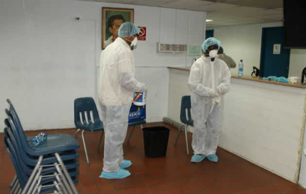 Realizan labores de limpieza en la Policlínica Hugo Spadafora de Colón ...