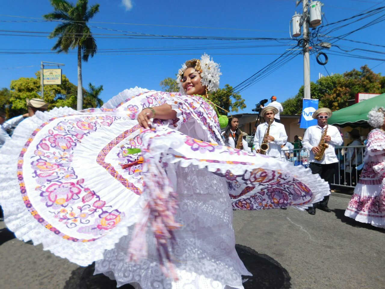 Elegancia y emociones reinaron en el Desfile de las Mil Polleras ...