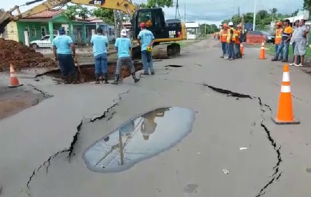 Se registra hundimiento en vía hacia playa El Agallito de Chitré ...