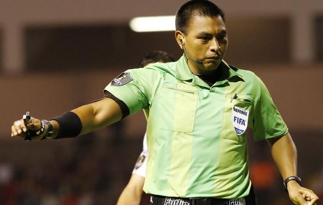 'Gol fantasma' de Panamá le causa tristeza y rabia al árbitro Walter ...