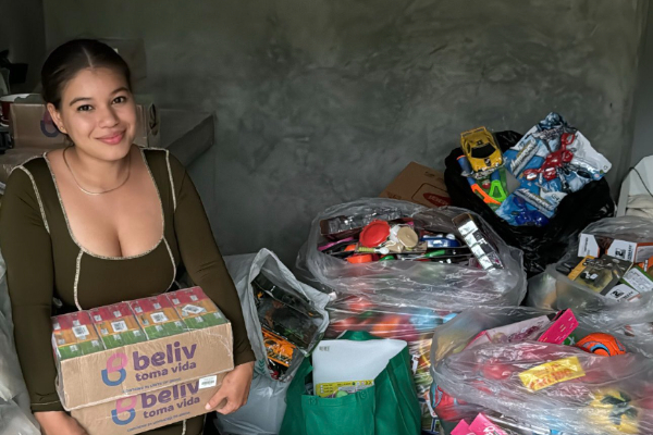 Yaneth Marín repartió juguetes y golosinas en su comunidad | Panamá América